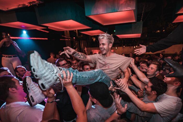 „unCENSORED“: So eindrucksvoll kündigt Mausio sein neues Album an - DJ ...