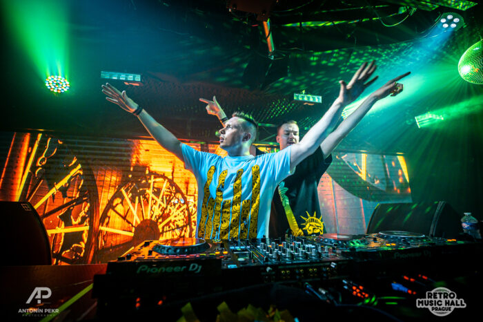 Mit einer E-Mail zum Erfolg: AXMO über ihre Entwicklung und ihr erstes ...