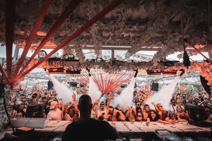 Am Blankenwasser: Harter Techno in luftigem Ambiente - DJ Mag Germany