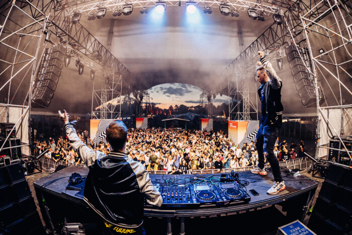 „Right Here Waiting“: Virale AXMO-Neuauflage feiert ihr Release - DJ ...